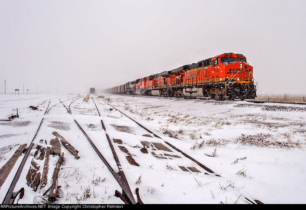 BNSF 6105 Leads E-OTLBAM0-17